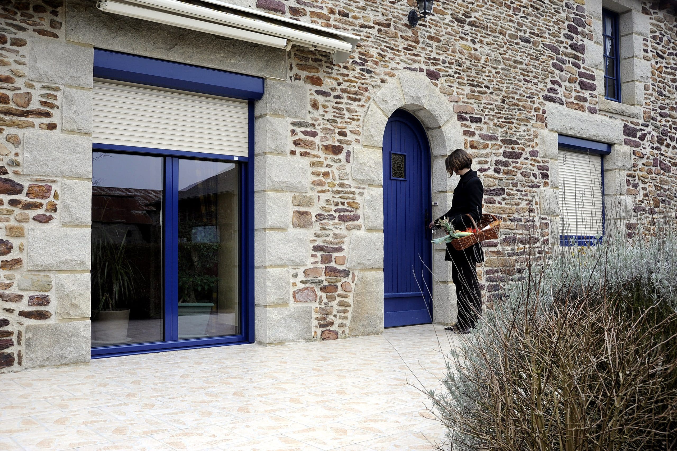 Pose volets roulants bleu - Bourg-Blanc - Hermine Habitat, menuiserie ...